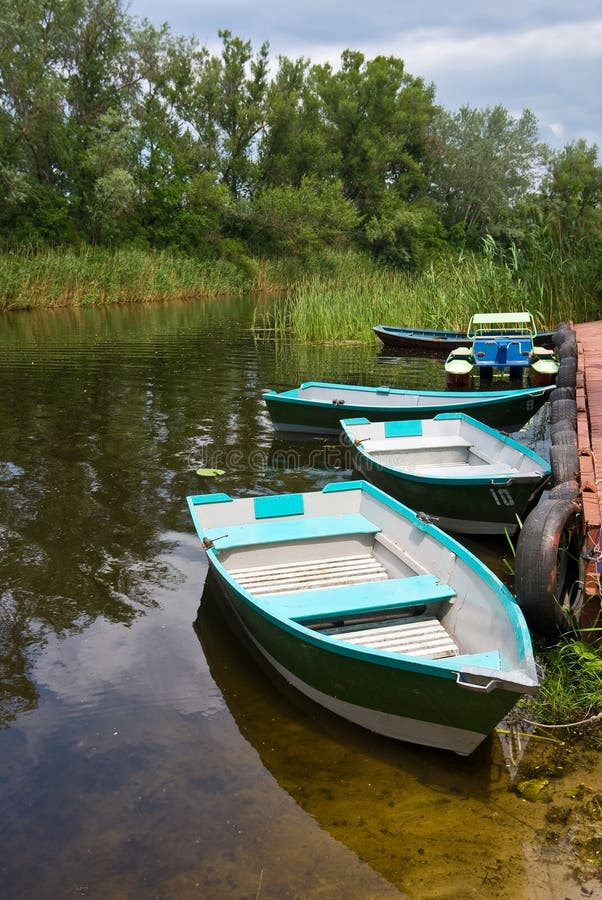 Botes pequeños en un río foto de archivo. Imagen de barco - 25180324