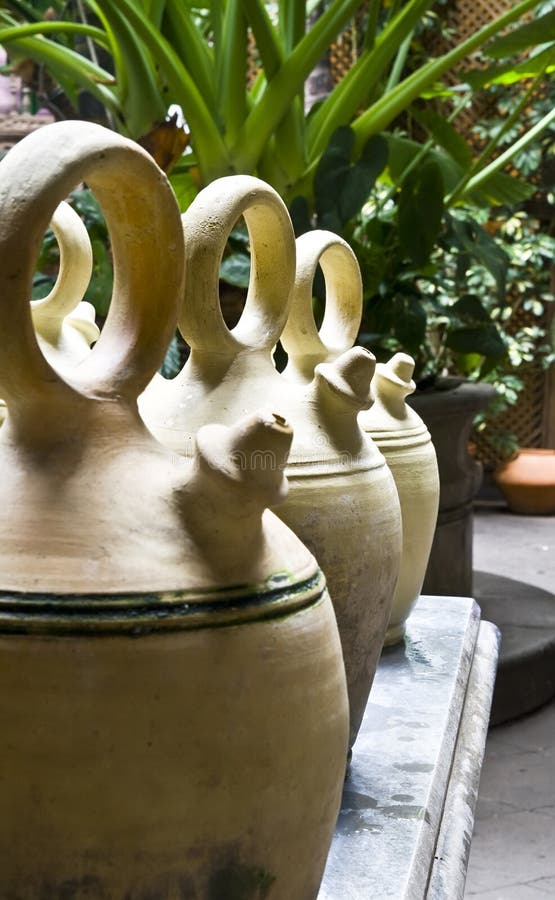 Botijo español foto de archivo. Imagen de tradicional - 197221548