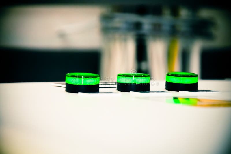 Botones Electrónicos Verdes Foto de archivo - Imagen de industria ...