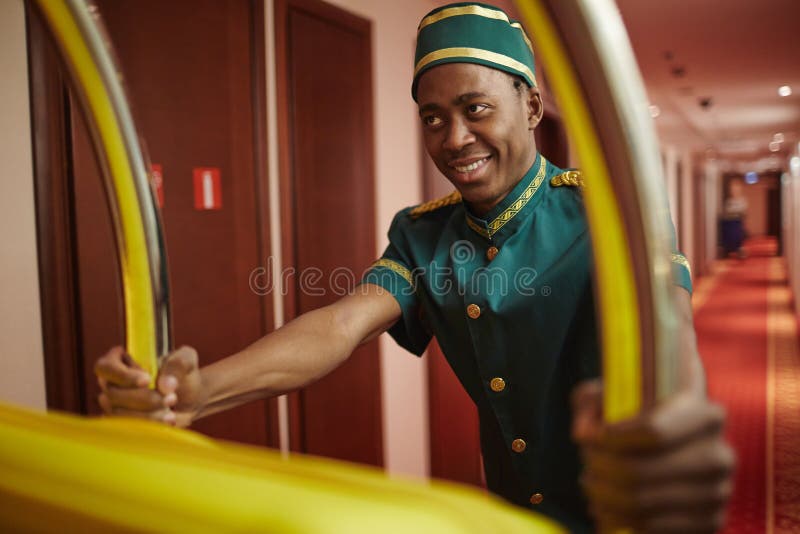 Botones Del Hotel Que Cuenta Efectivo Imagen de archivo - Imagen de ...