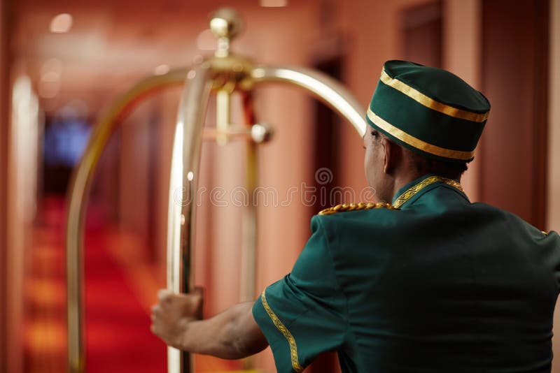 Botones Africano Que Entrega El Equipaje a Las Habitaciones Foto de ...