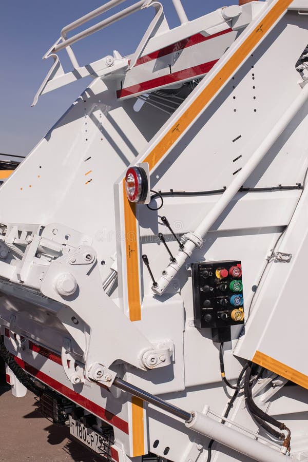 Camión De Basura Blanco Y Botones Y Palancas De Control Imagen de ...