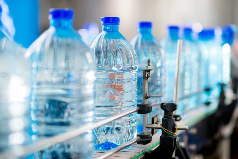 Bottiglia con acqua pura immagine stock. Immagine di gallone - 86059697