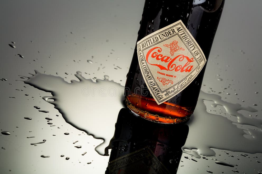 Bottiglia della coca-cola fotografia editoriale. Immagine di marche ...