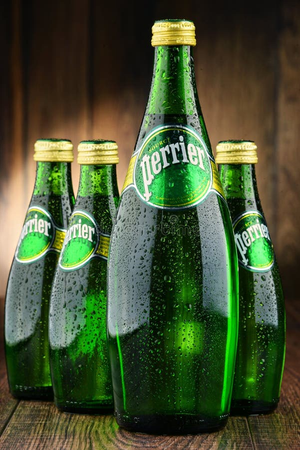 Bottiglie Dell'acqua Minerale Di Perrier Fotografia Editoriale ...