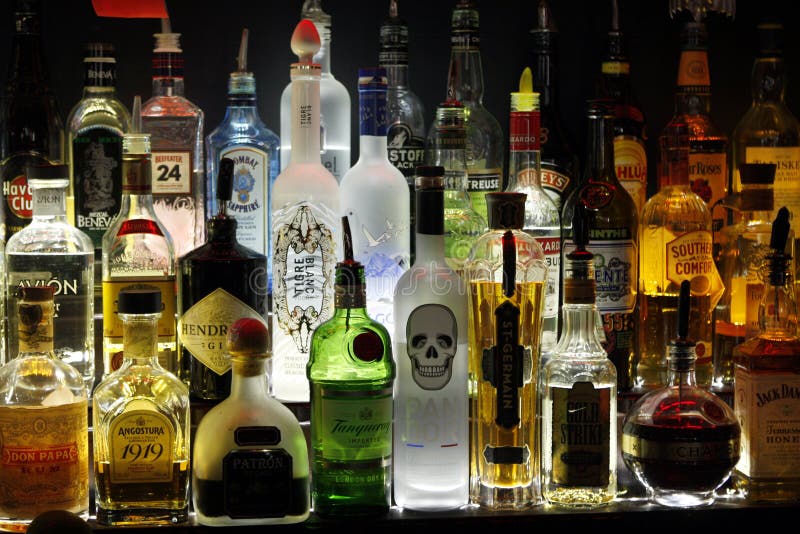 Bottiglie di alcool immagine stock editoriale. Immagine di contatore ...