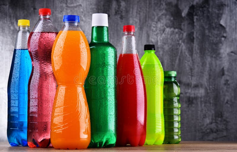 Bottiglie Di Plastica Delle Bibite Gassose Assortite Immagine Stock ...