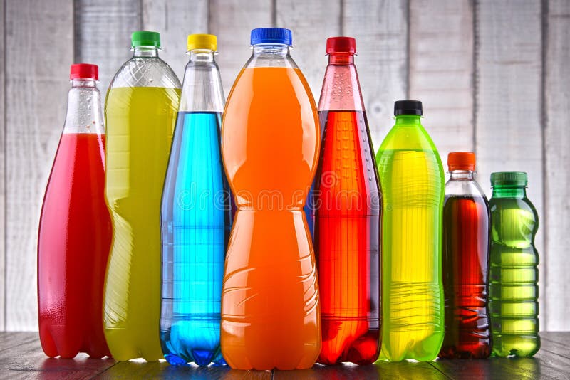 Bottiglie Di Plastica Delle Bibite Gassose Assortite Immagine Stock ...