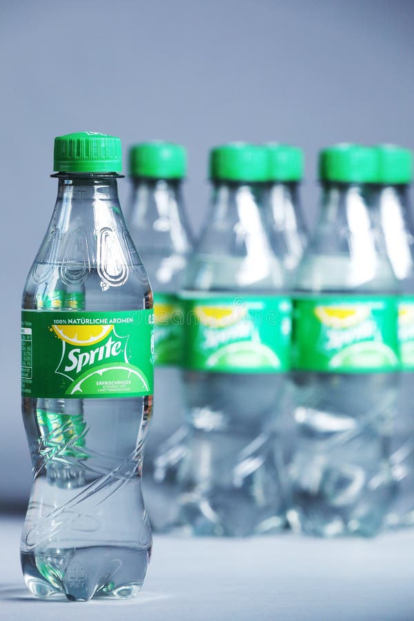 Bottiglie Di Sprite Delle Bevande Fotografia Editoriale - Immagine di estate, protezioni: 123730966
