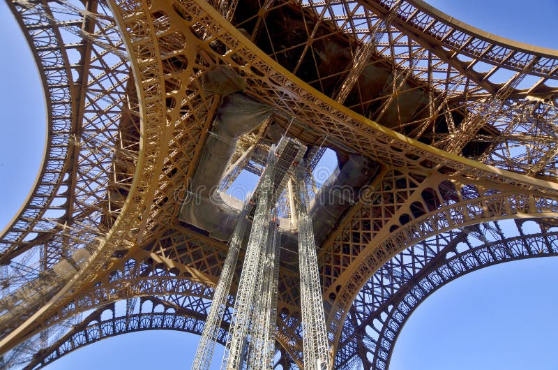 From the Bottom the Eiffel Tower Tour Eiffel Editorial Photo - Image of ...