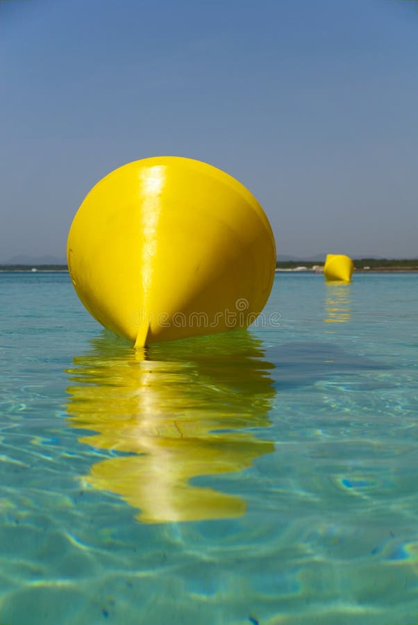 Balise Jaune Flottant En Mer Image stock - Image du copie, jaune: 121156403