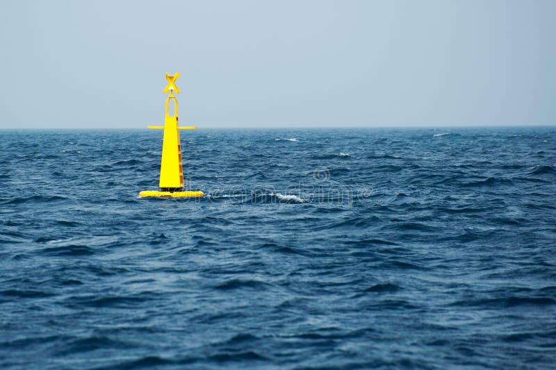 Balise Jaune Flottant En Mer Image stock - Image du copie, jaune: 121156403