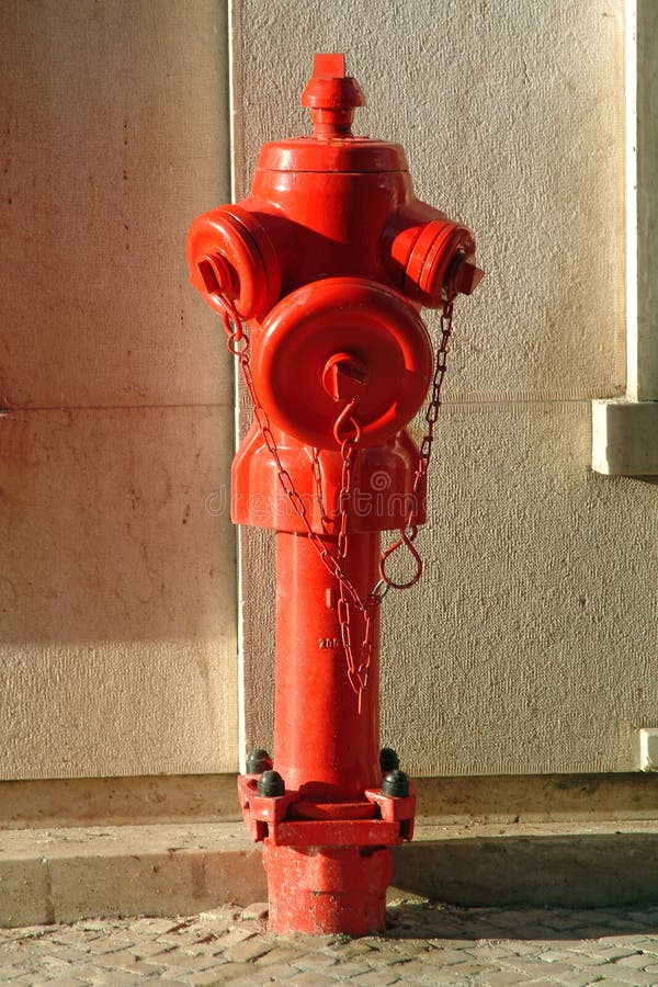 Bouche d'incendie rouge photo stock. Image du incendie - 5137384