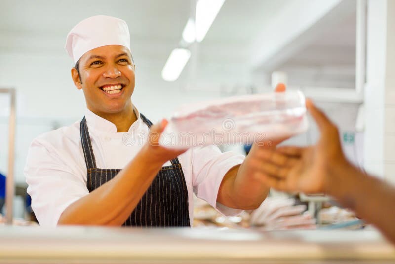 Couples De Selling Meat To De Boucher Dans La Boucherie Photo stock ...