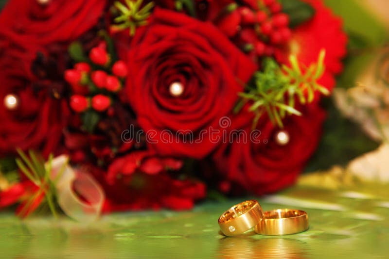 Boucles De Mariage Et Roses Rouges Photo stock - Image du noël, diamant ...