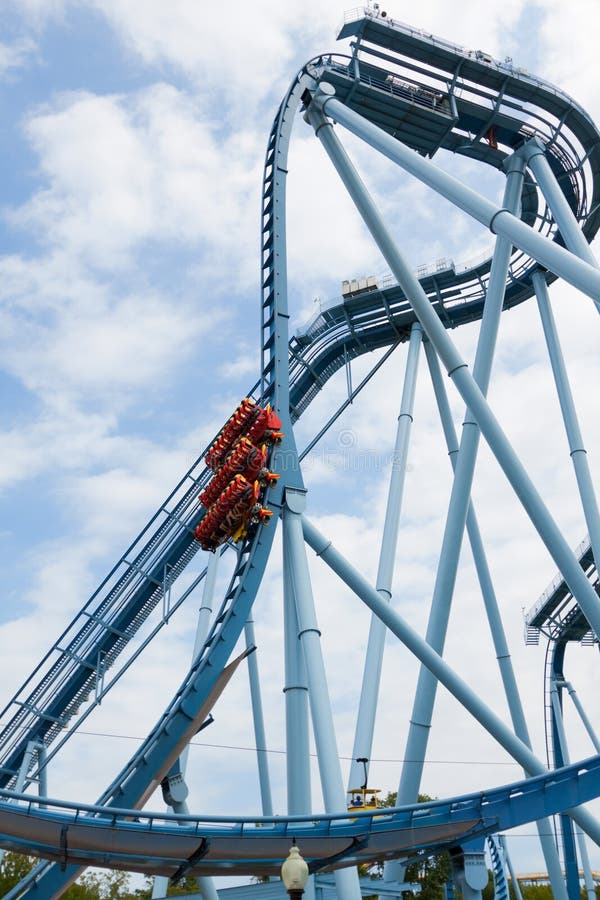 Boucles de montagne russe. photo stock. Image du rapide - 21464278