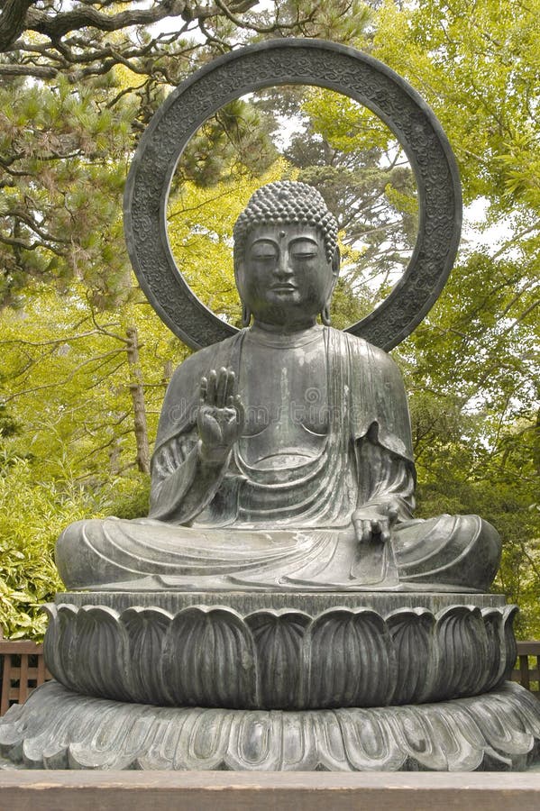 Bouddha S'asseyant Dans Le Jardin Japonais Image stock - Image du ... Bouddha S'asseyant Dans Le Jardin Japonais Image stock - Image du ...