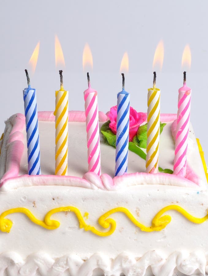 Bougies d'anniversaire image stock. Image du mémoires - 13883897