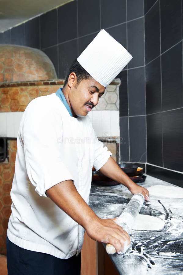 Chef Arabe De Boulanger Effectuant La Pizza Photo stock - Image du ...