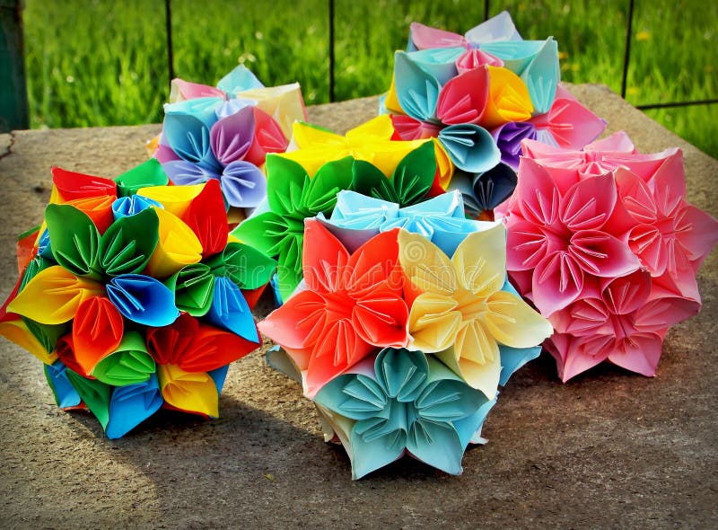 Boule de fleur d'origami image stock. Image du papier - 67787811