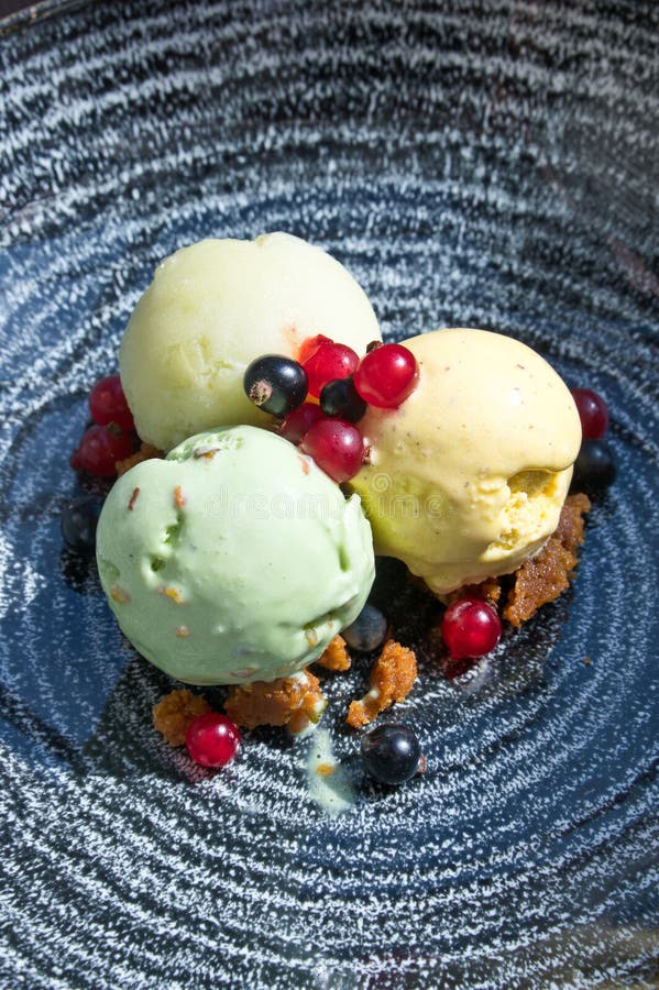 Billes de glace photo stock. Image du savoureux, blanc - 11645268