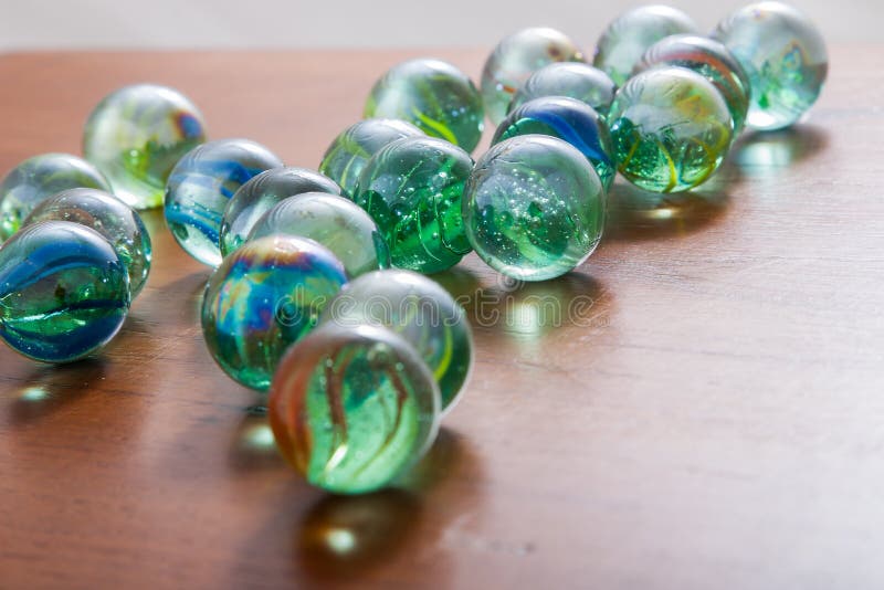 Boules De Marbre En Verre Et Cailloux En Verre Image stock - Image du ...
