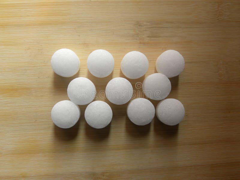 Boules De Naphtaline De Naphtalène Photo stock - Image du vêtement ...