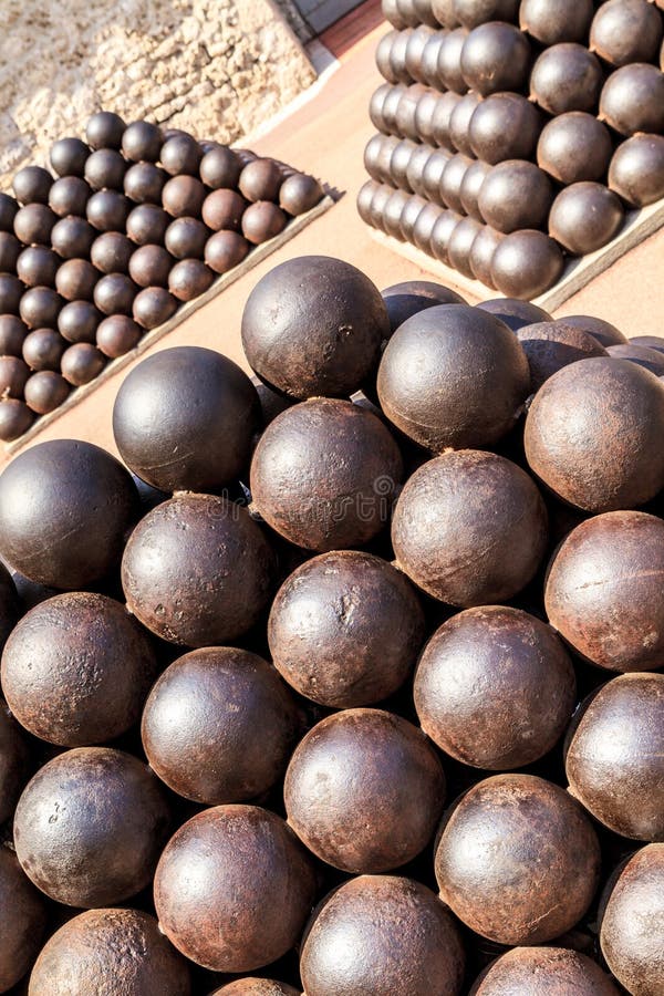 Boulets de canon image stock. Image du histoire, canon - 27769701