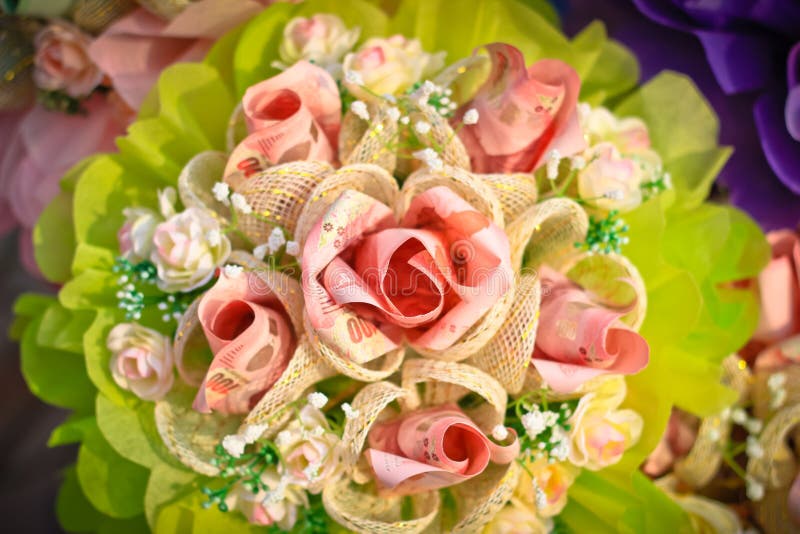 Fleurs De Bouquet Des Billets De Banque Image stock - Image du banknote ...