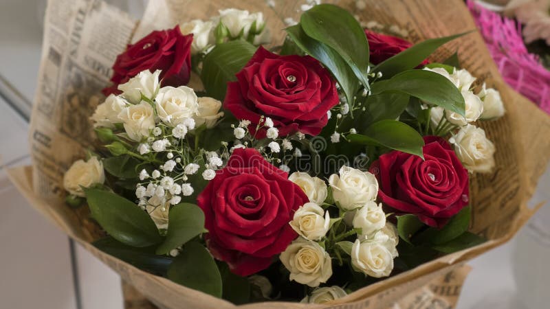 Bouquet De Belles Roses Rouges Et Blanches Photo stock - Image du ...