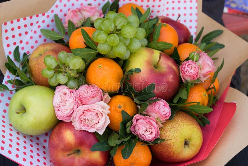 Bouquet De Fruit Et De Fleur Photo stock - Image du haricot, bouquet ...