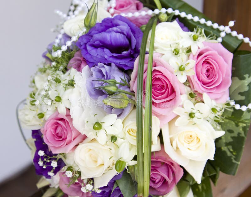 Bouquet de mariage image stock. Image du rose, isolement - 16171221