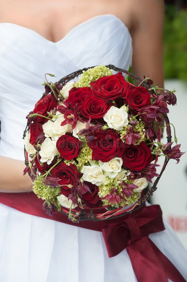 Bouquet De Mariage Avec Les Roses Rouges Et Blanches Photo stock ...