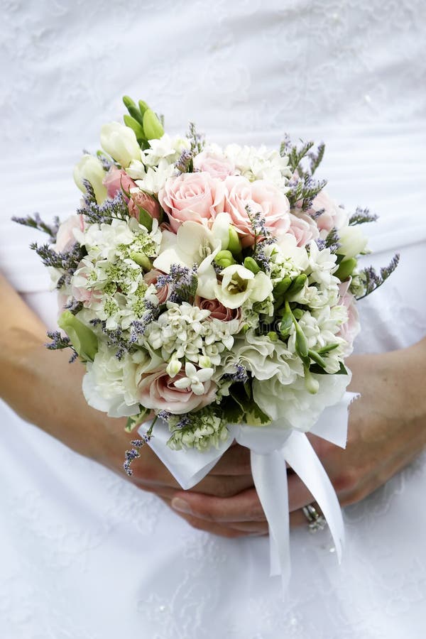 Bouquet De Mariage Des Fleurs Image stock - Image du mains, fleurs: 4322495