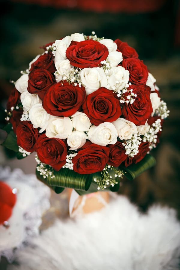 Bouquet De Mariage Des Roses Rouges Et Blanches Image stock - Image du ...