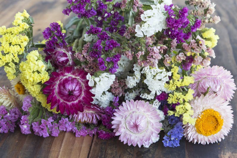 Bouquet Des Fleurs, Du Statice Et Du Strawflower (Limonium Sinuatum ...