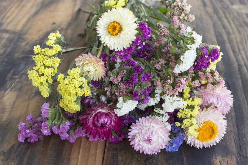 Bouquet Des Fleurs, Du Statice Et Du Strawflower (Limonium Sinuatum ...