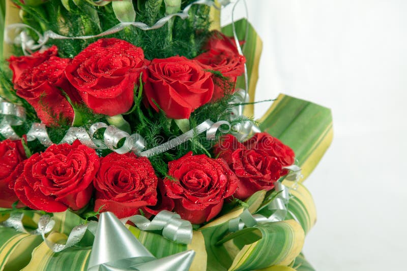 Bouquet Des Fleurs Roses De Rouge Photo stock - Image du centrale ...
