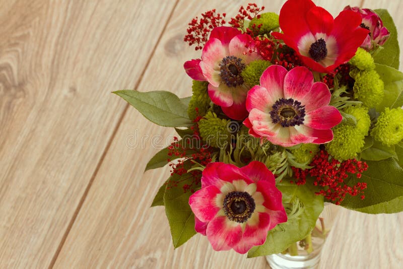 Bouquet Des Fleurs Rouges D'anémone Photo stock - Image du flore ...