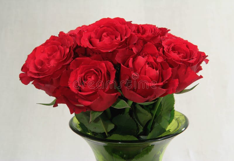 Bouquet Des Roses Dans Un Vase Vert, Fleurs Rouges Photo stock - Image ...