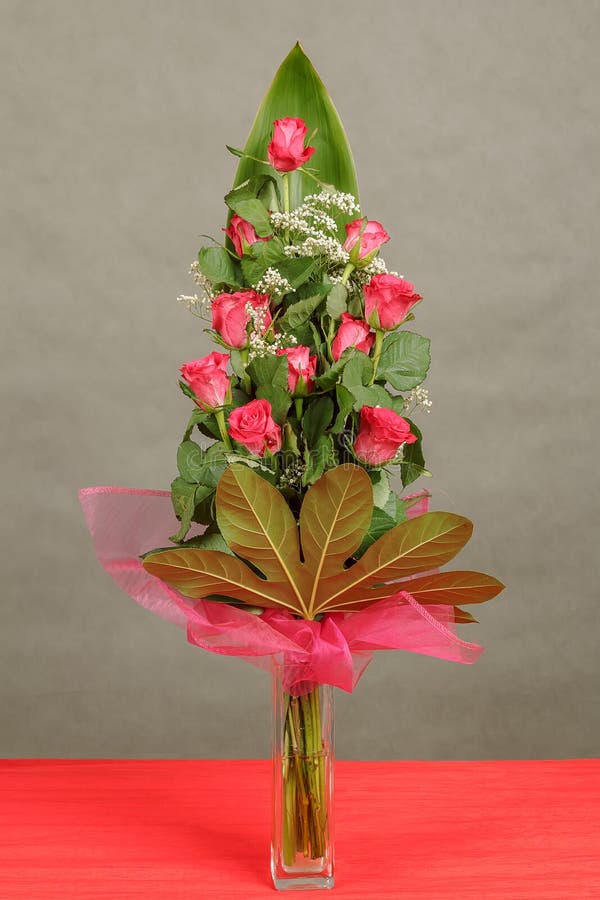 Bouquet of Red Roses in Vase Stock Photo - Image of gift, married: 28010420