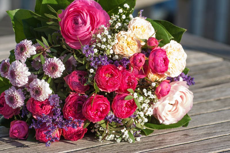 Bouquet Romantique Avec Les Roses Roses Image stock - Image of fleur ...