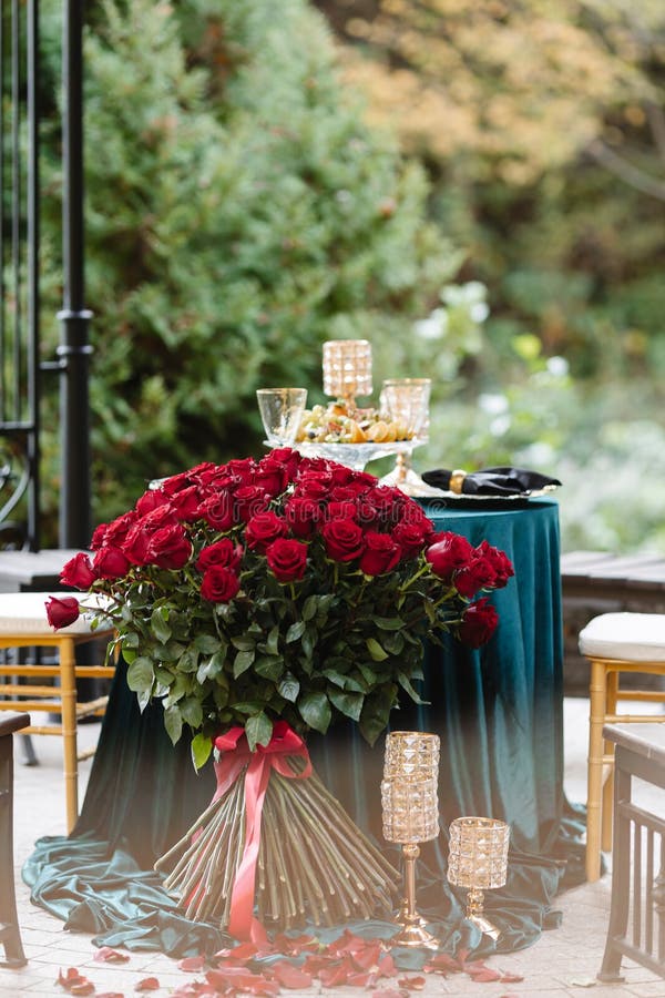 A Bouquet of 100 Roses in an Arch is Declared for Engagement. Wedding ...