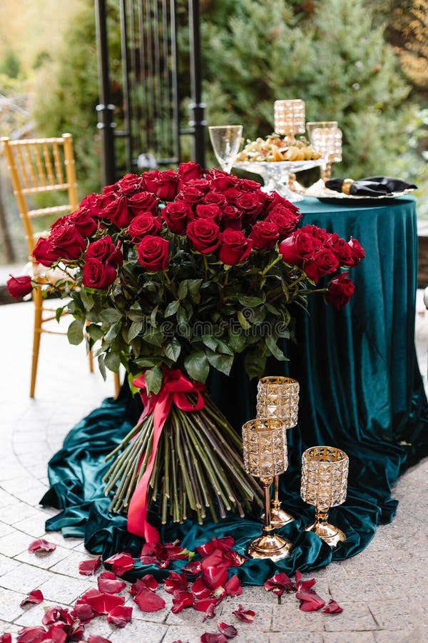 A Bouquet of 100 Roses in an Arch is Declared for Engagement. Wedding ...