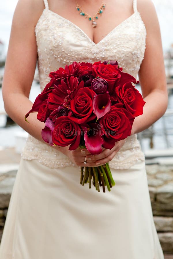 Bouquet rouge de mariage image stock. Image du femme - 24491977