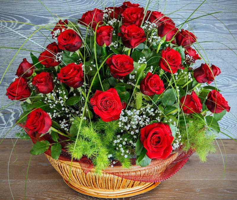 Bouquet rouge de roses image stock. Image du batterie - 42631563