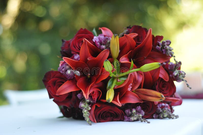 Bouquet Rouge Des Fleurs Sur Le Tableau Image stock - Image du vert ...