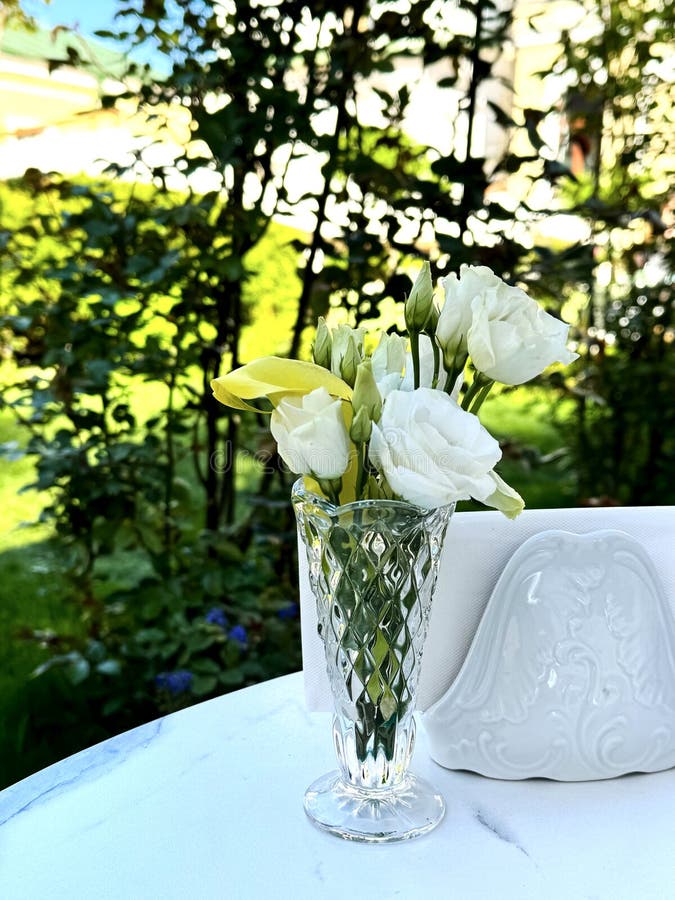 Bouquet of White Roses in Vase Stock Image - Image of garden, yellow ...