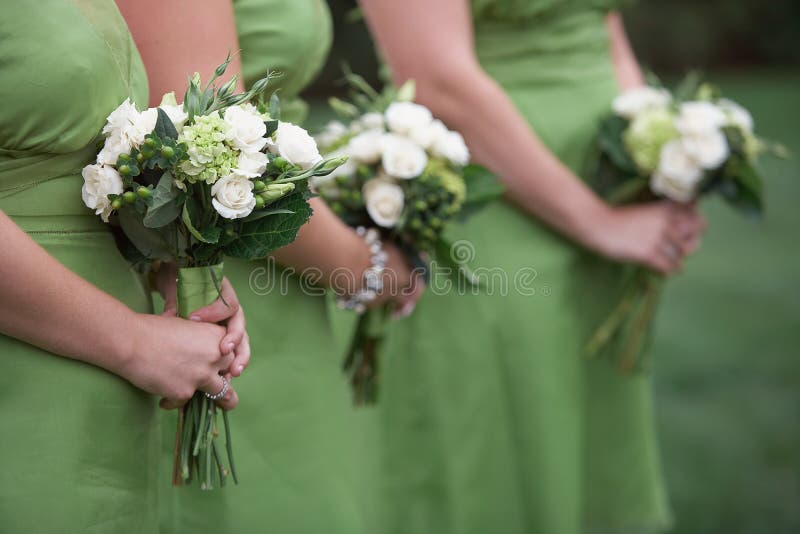 Quatre Demoiselles Dhonneur Retenant Des Bouquets De Mariage Image