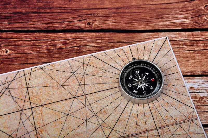 Boussole De Navigation Sur La Table En Bois Image stock - Image du ...